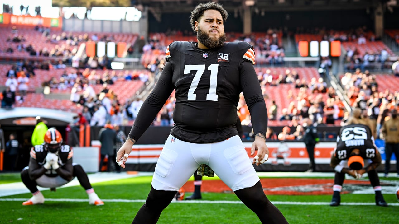 Jedrick Wills carted off with knee injury against Cardinals