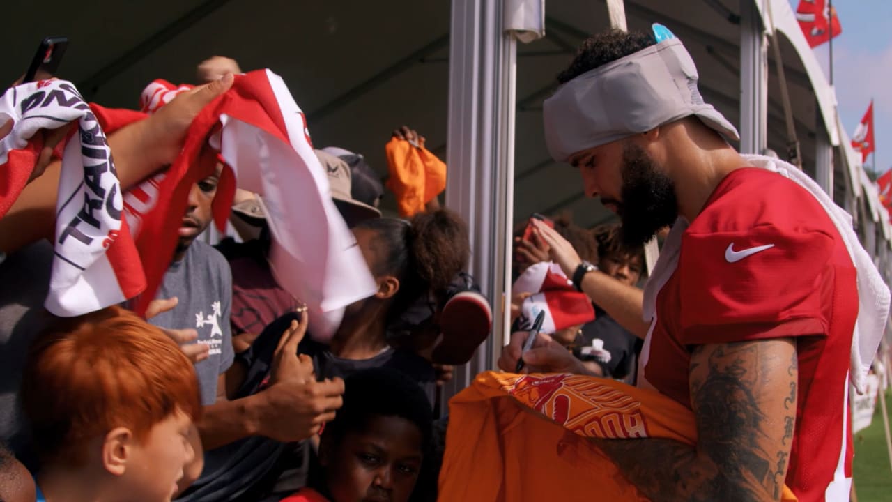 Mike Evans Signs Autographs for the Krewe
