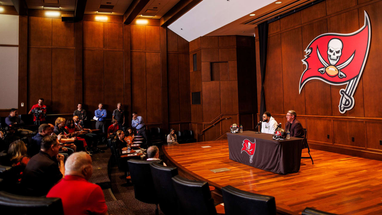 Best Photos from Mike Evans' Signing & Press Conference