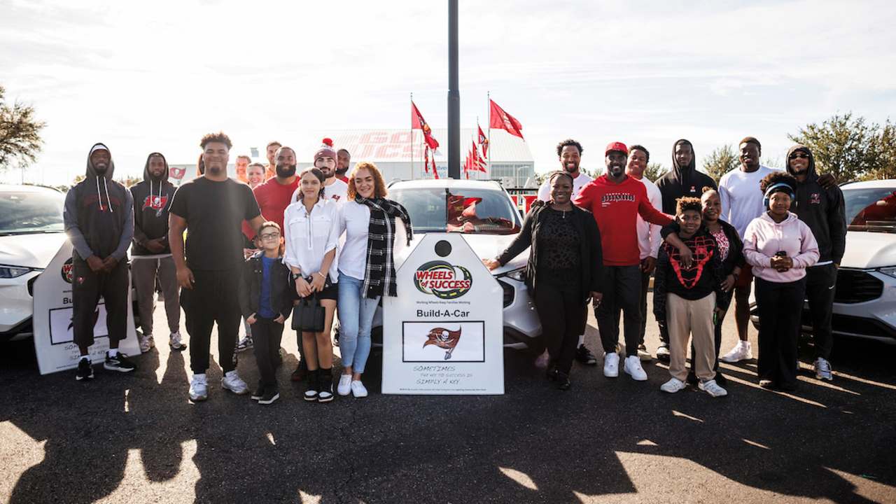 Photos: Buccaneers Linebacker Car Giveaway