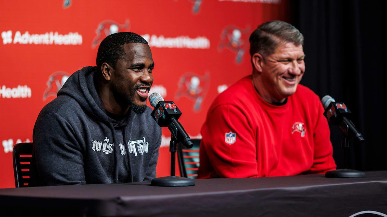 Best Photos from Lavonte David’s Signing & Press Conference