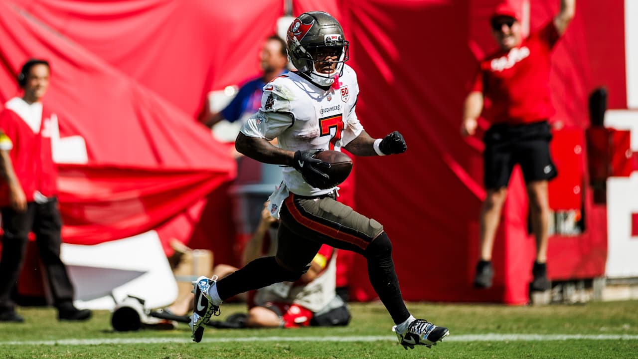 Bucky Irving Shows Off Receiving Chops in Buccaneers vs. Eagles