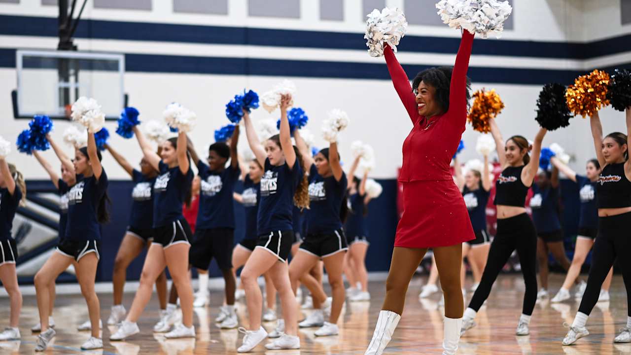 PHOTOS: CheerLEADERS in the Community