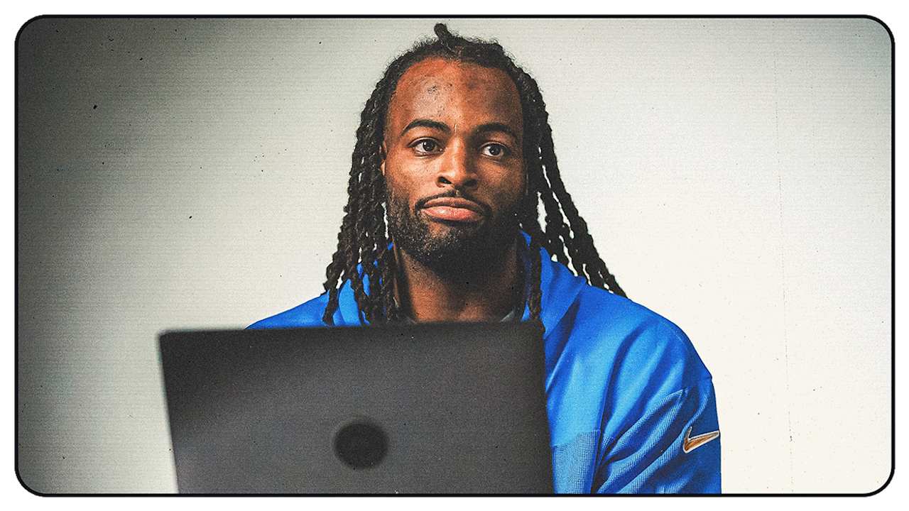 Najee Harris Fact Checks His Wikipedia Page