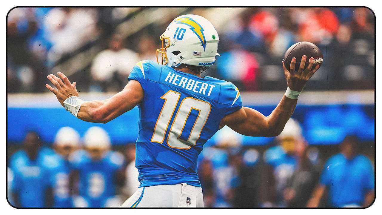 Justin Herbert Highlight: 2,000 Career Pass Completion