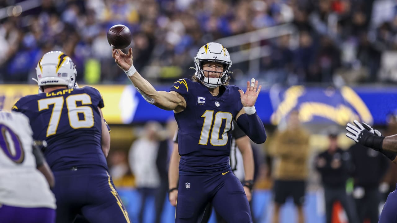 Justin Herbert Highlight: Justin Herbert's 17-yard Sideline Strike ...