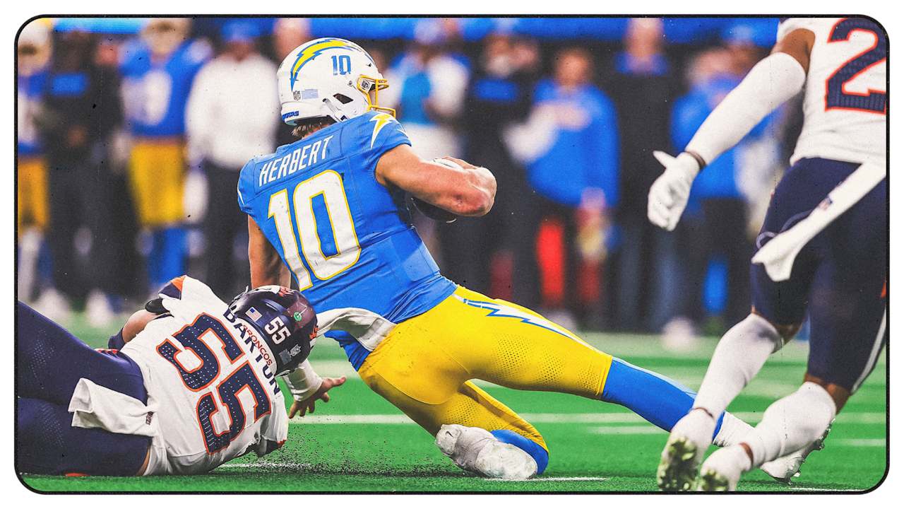 Justin Herbert Highlight: 18-Yard Run