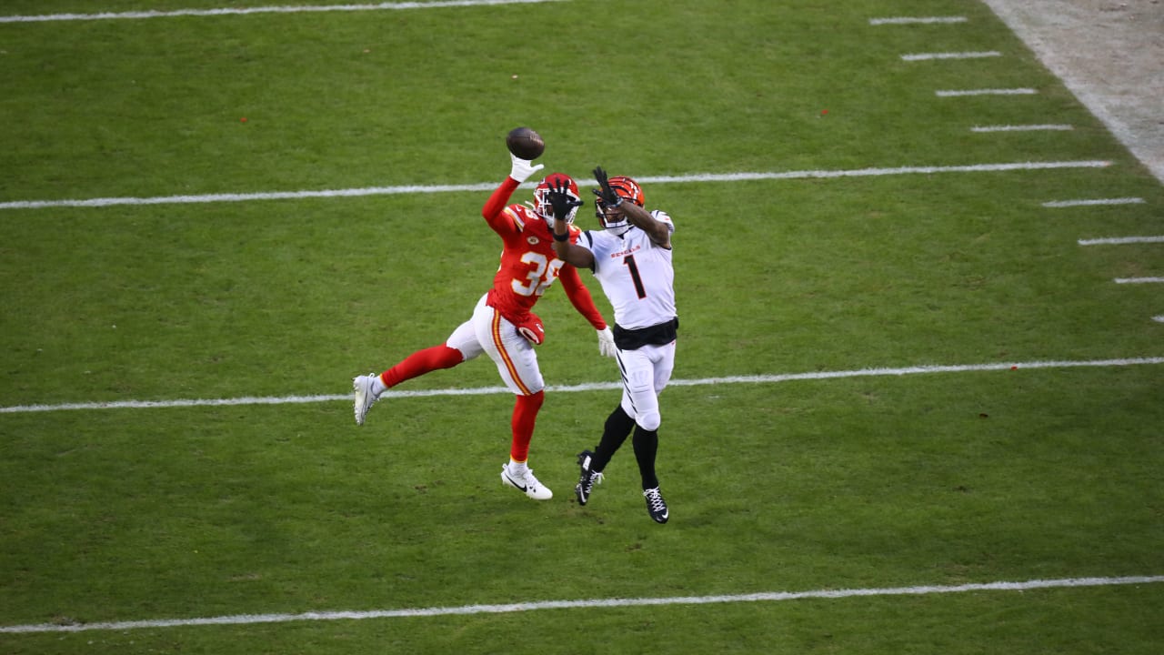 Kansas City Chiefs cornerback L'Jarius Sneed bats away the pass to ...