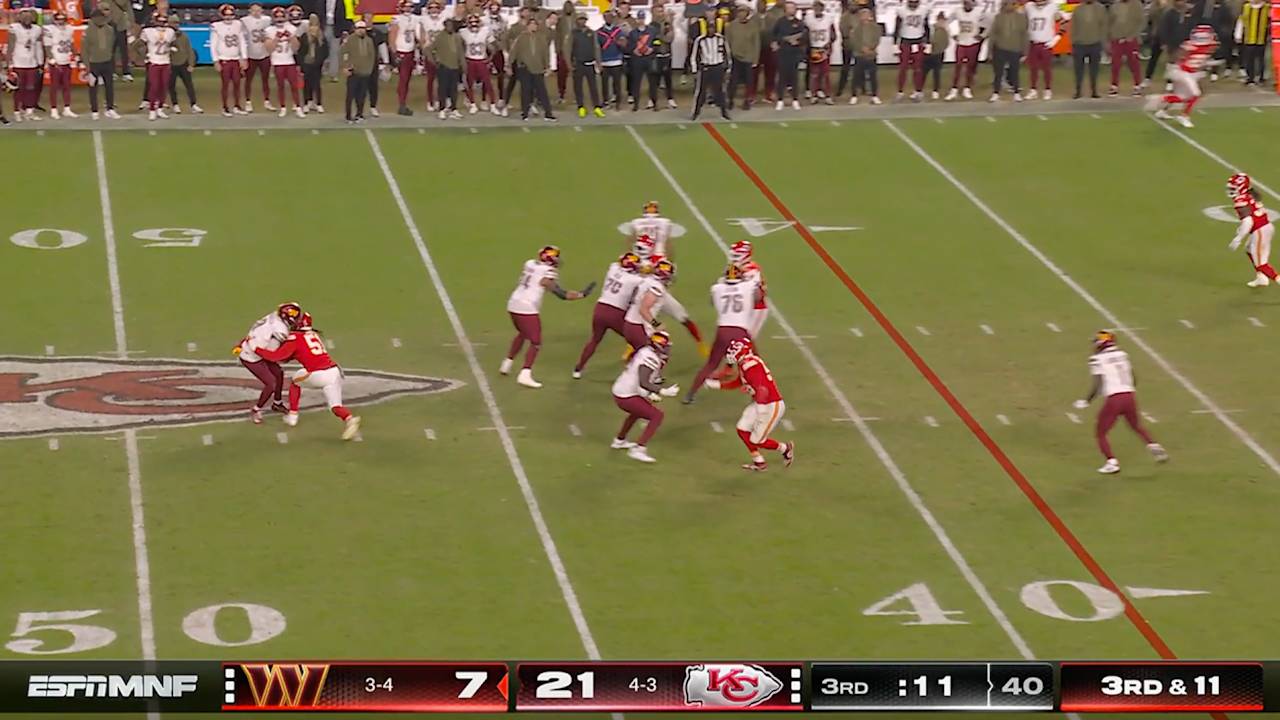 Kansas City Chiefs Defensive End Mike Danna Takes Down Marcus Mariota ...