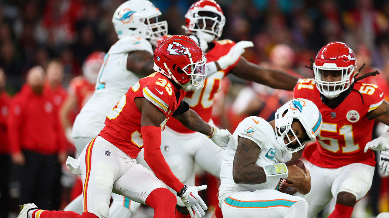 SACK: Kansas City Chiefs cornerback Jaylen Watson goes unblocked on a ...