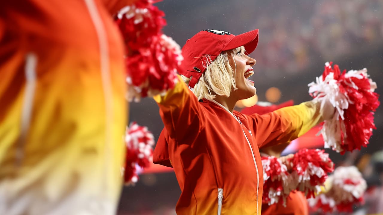 Photos: Chiefs Cheer and Entertainment from Week 9 vs. Buccaneers