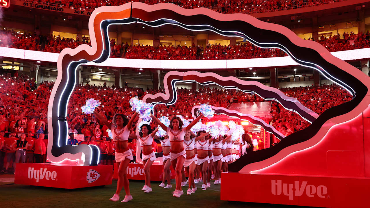 Photos: Chiefs Cheerleaders and Entertainment from Week 6 | Chiefs vs ...