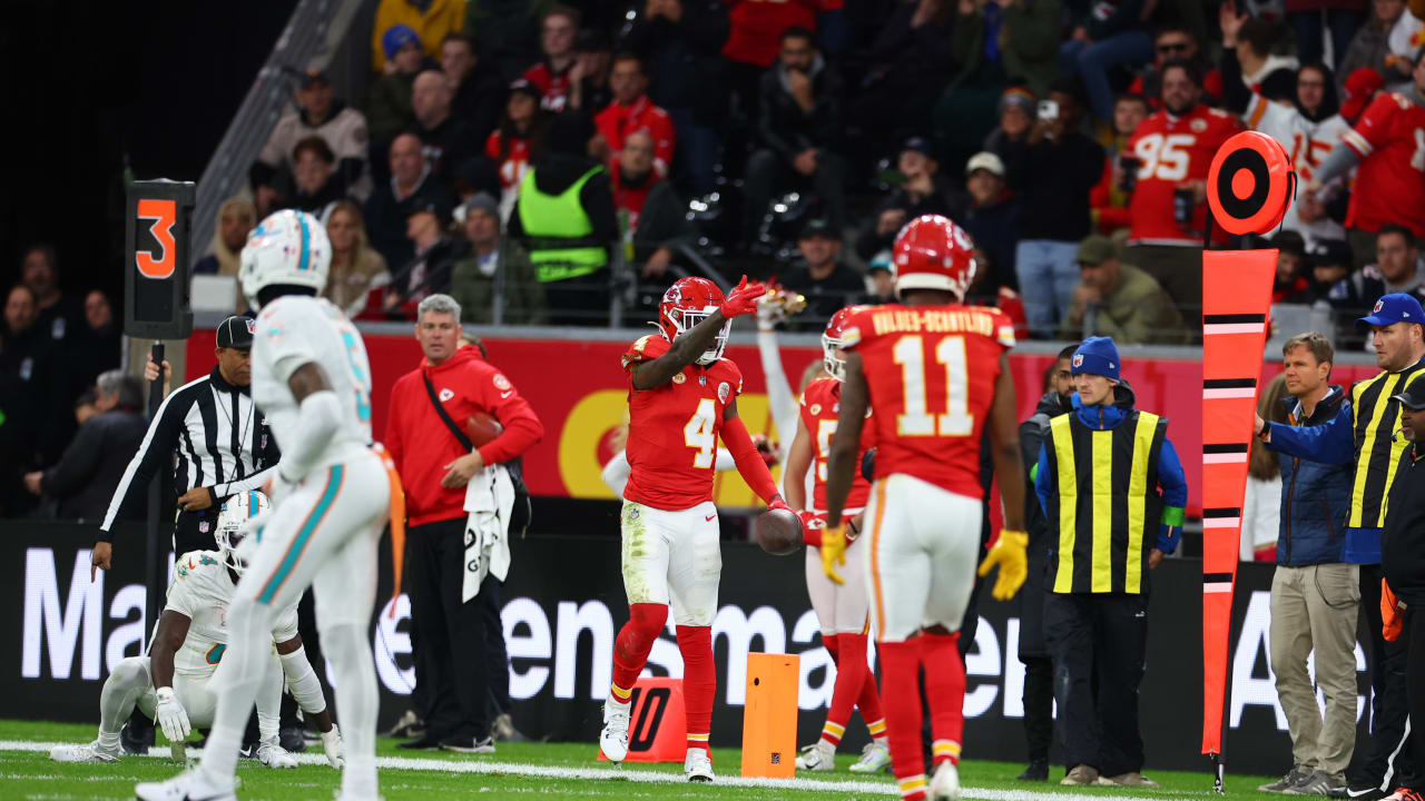 Kansas City Chiefs wide receiver lays out for a diving 6-yard catch to ...