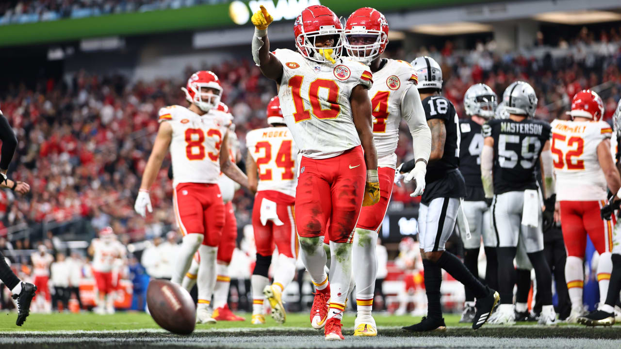 Photos: Game Action from Week 12 | Chiefs vs. Raiders