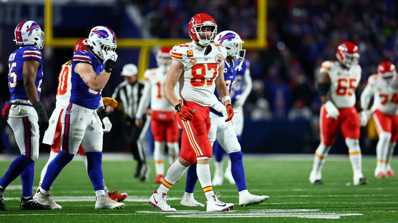 Kansas City Chiefs tight end Travis Kelce's first catch of the game goes for 13-yard gain