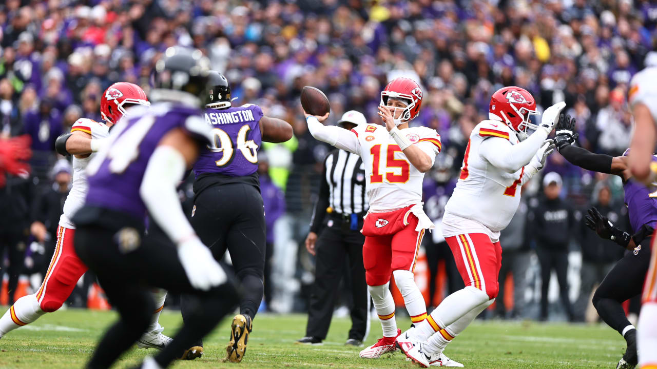 Quarterback Patrick Mahomes fires to running back Isiah Pacheco for a ...