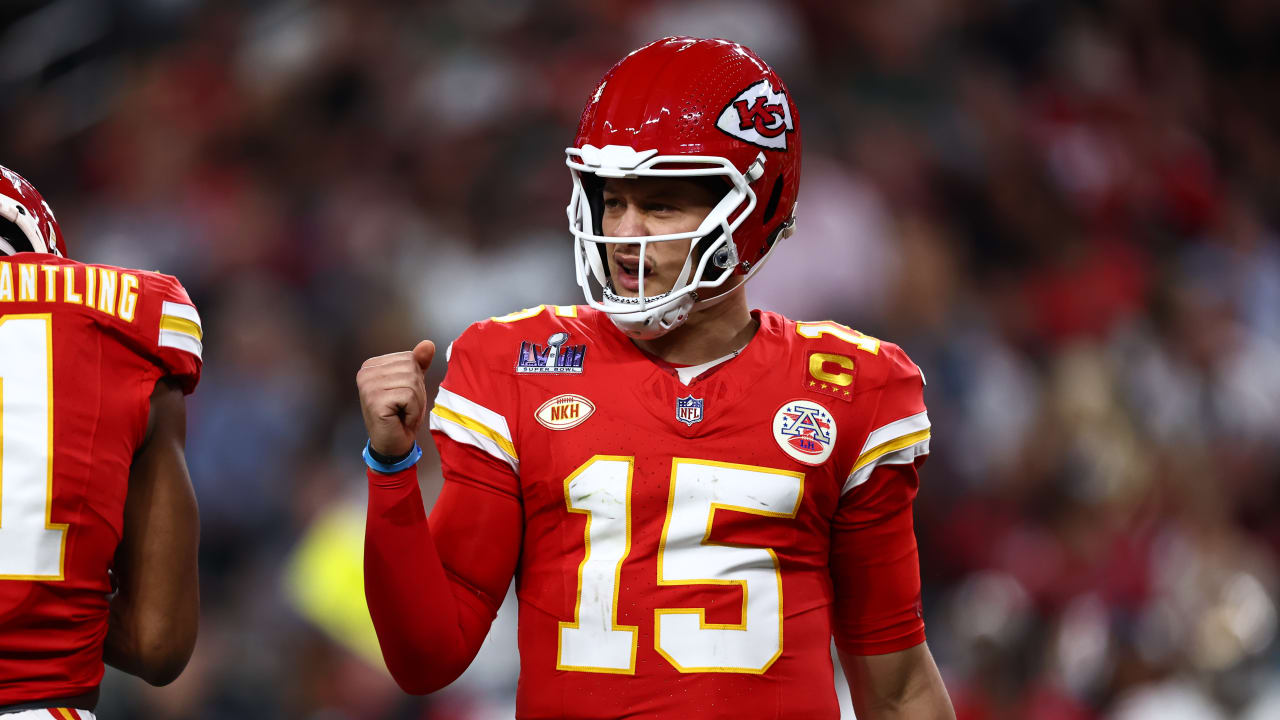 Kansas City Chiefs quarterback Patrick Mahomes buys time for ad-libbed ...