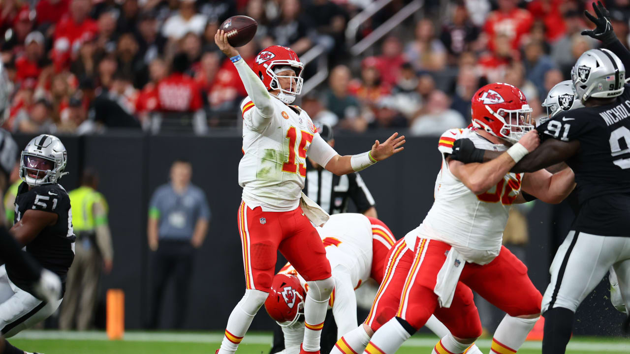 Kansas City Chiefs quarterback Patrick Mahomes fits a dime to tight end ...