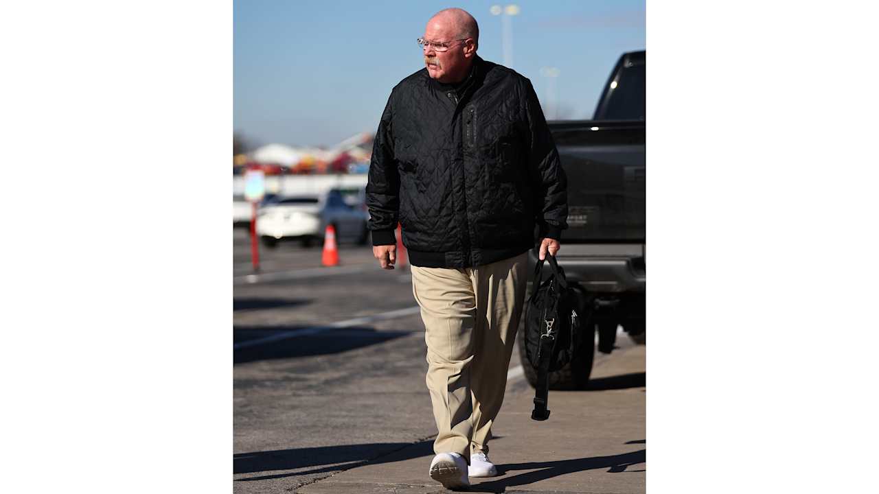 Photos: Chiefs Arrive for Week 13 vs. Raiders