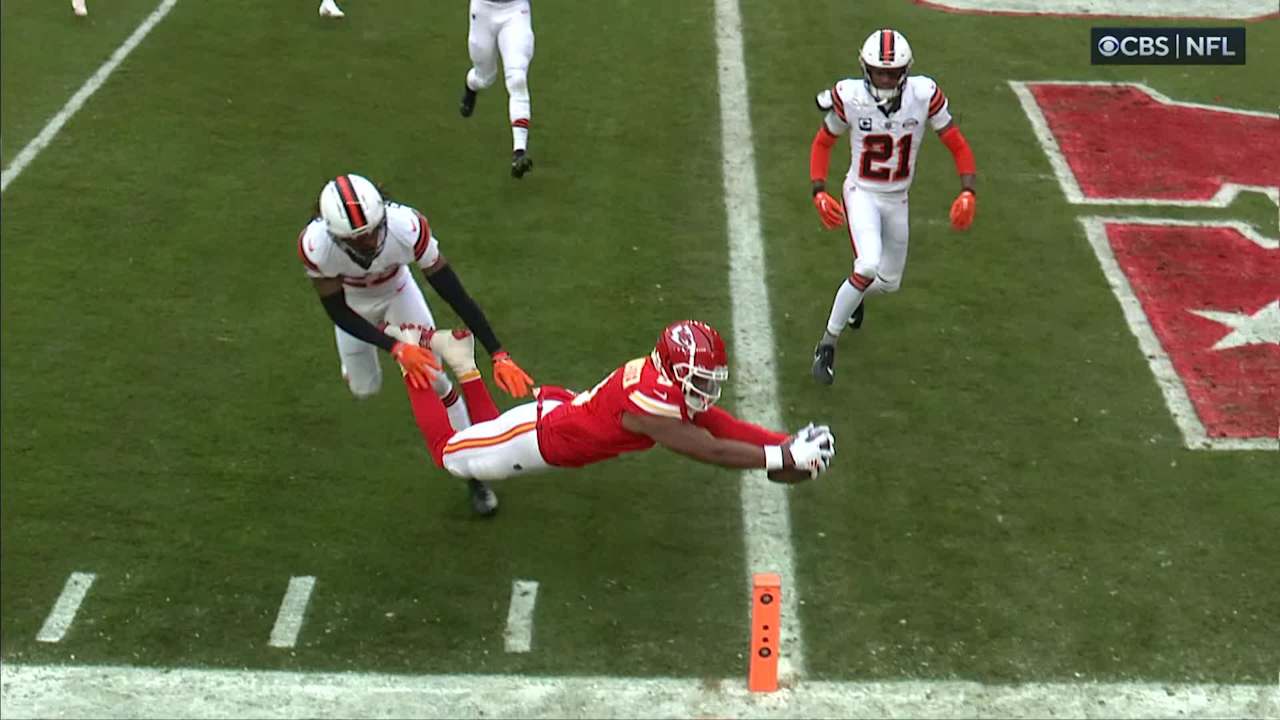 TOUCHDOWN: Kansas City Chiefs Wide Receiver JuJu Smith-Schuster Dives ...