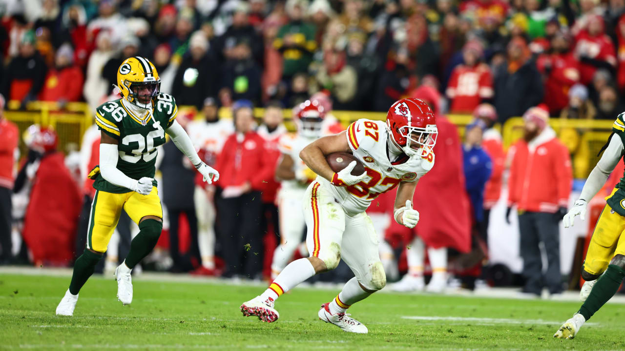 Kansas City Chiefs quarterback Patrick Mahomes finds tight end Travis Kelce WIDE OPEN over the ...