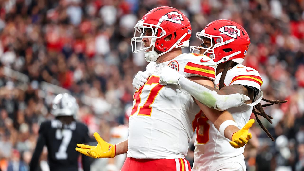 Photos: Game Action from Week 8 | Chiefs vs. Raiders