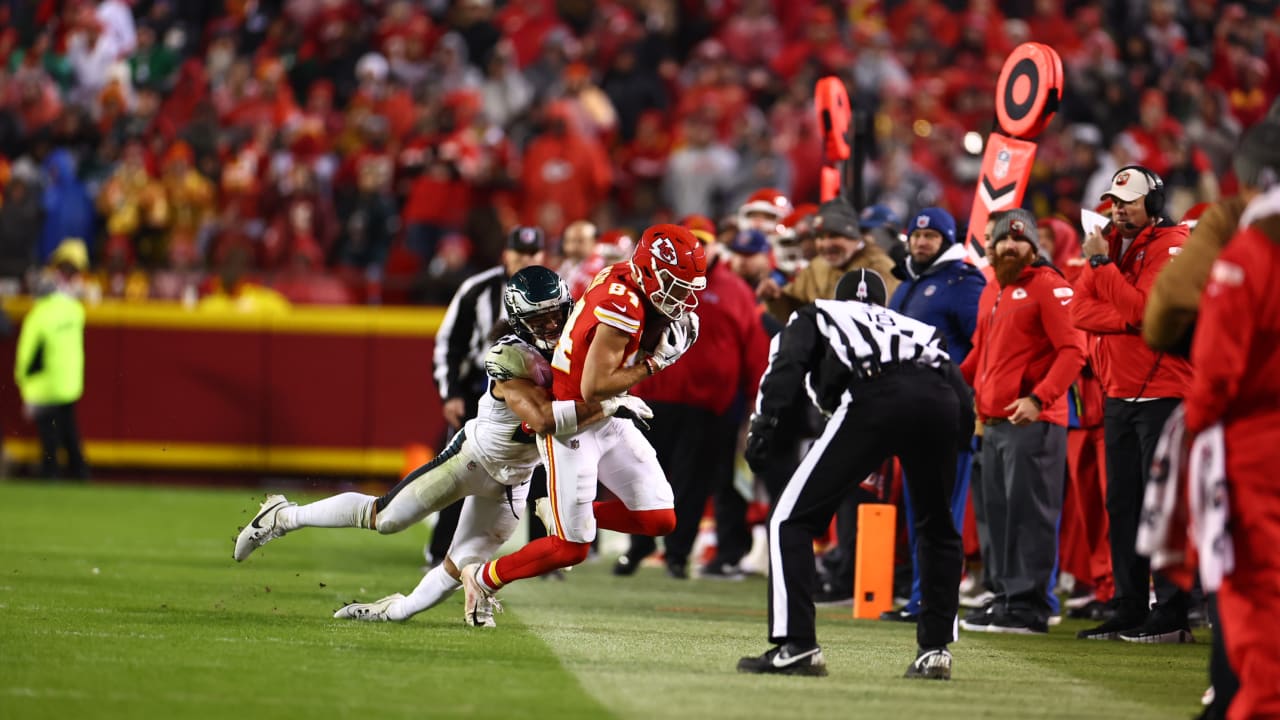 Kansas City Chiefs quarterback Patrick Mahomes throws a 17-yard pass to ...