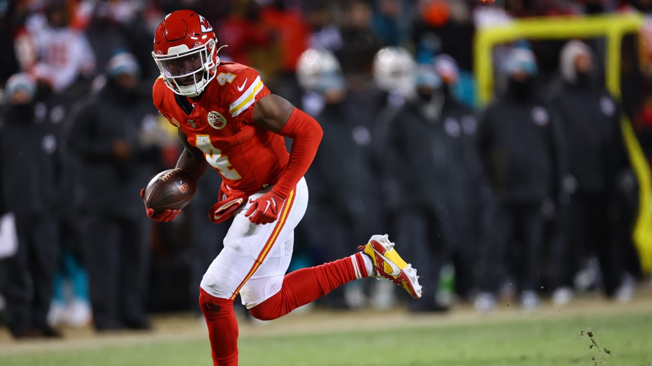 Kansas City Chiefs quarterback Patrick Mahomes uncorks a 29-yard pass ...