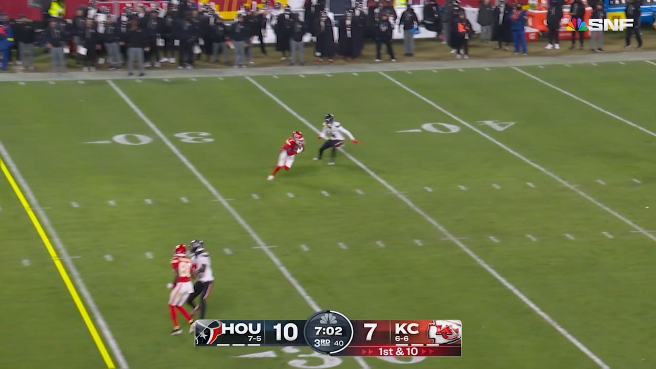 Quarterback Patrick Mahomes Connects with Wide Reciever Xavier Worthy ...