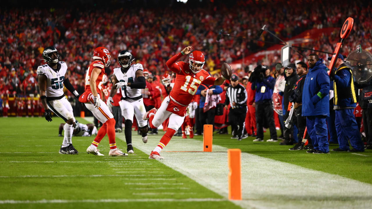 Kansas City Chiefs quarterback Patrick Mahomes tightropes the sideline ...