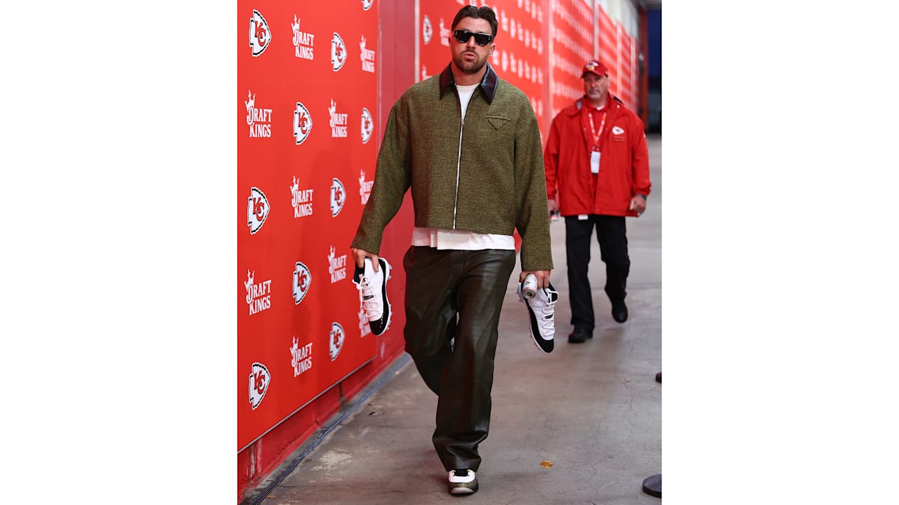 Photos: Chiefs Arrive for Week 9 vs. Buccaneers