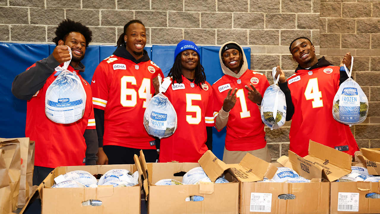 Photos: Chiefs Players in the Community for Thanksgiving