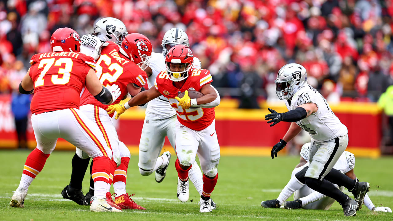 Photos: Game Action from Week 16 | Chiefs vs. Raiders