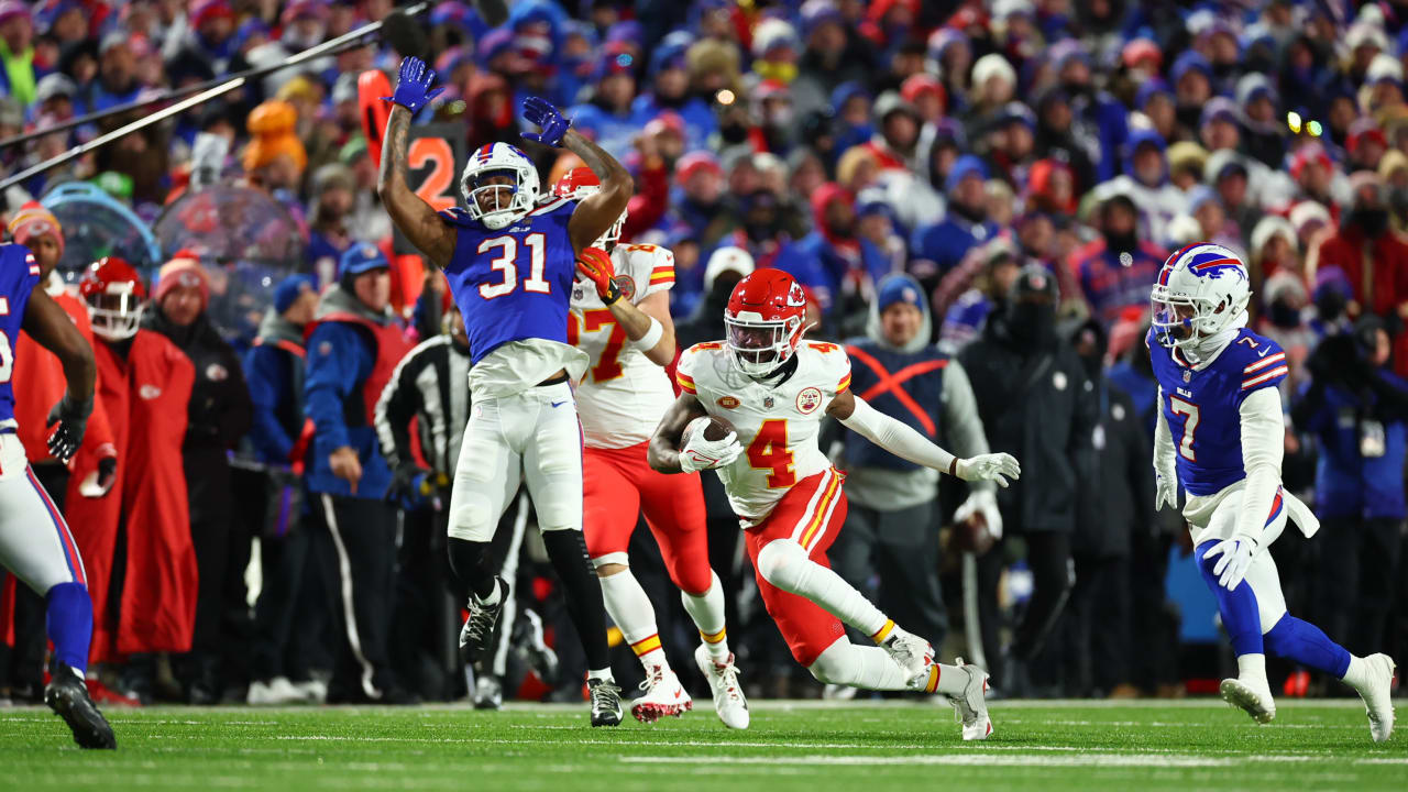 Kansas City Chiefs quarterback Patrick Mahomes evades the pass rush ...