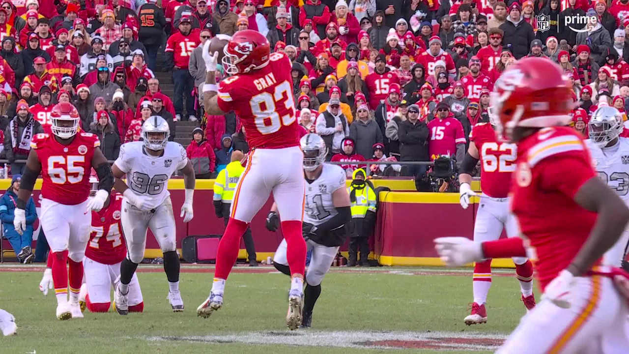 Quarterback Patrick Mahomes 27-yard Connection with Tight End Noah Gray ...