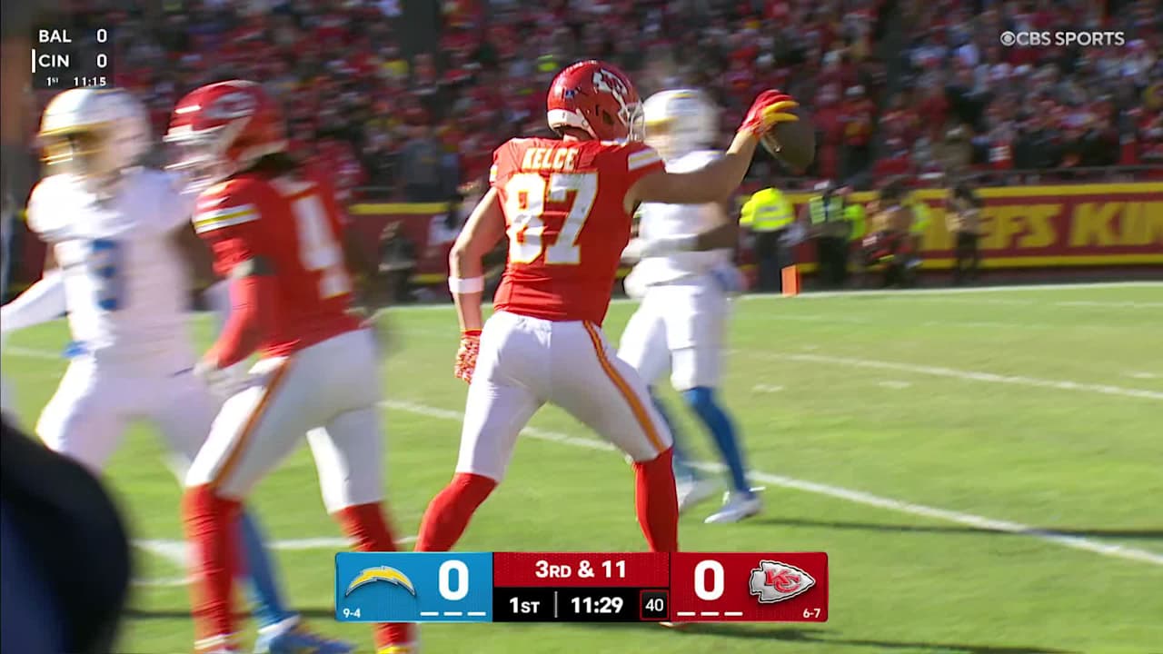 Kansas City Chiefs Tight End Travis Kelce Scoops Up Patrick Mahomes' 17 ...