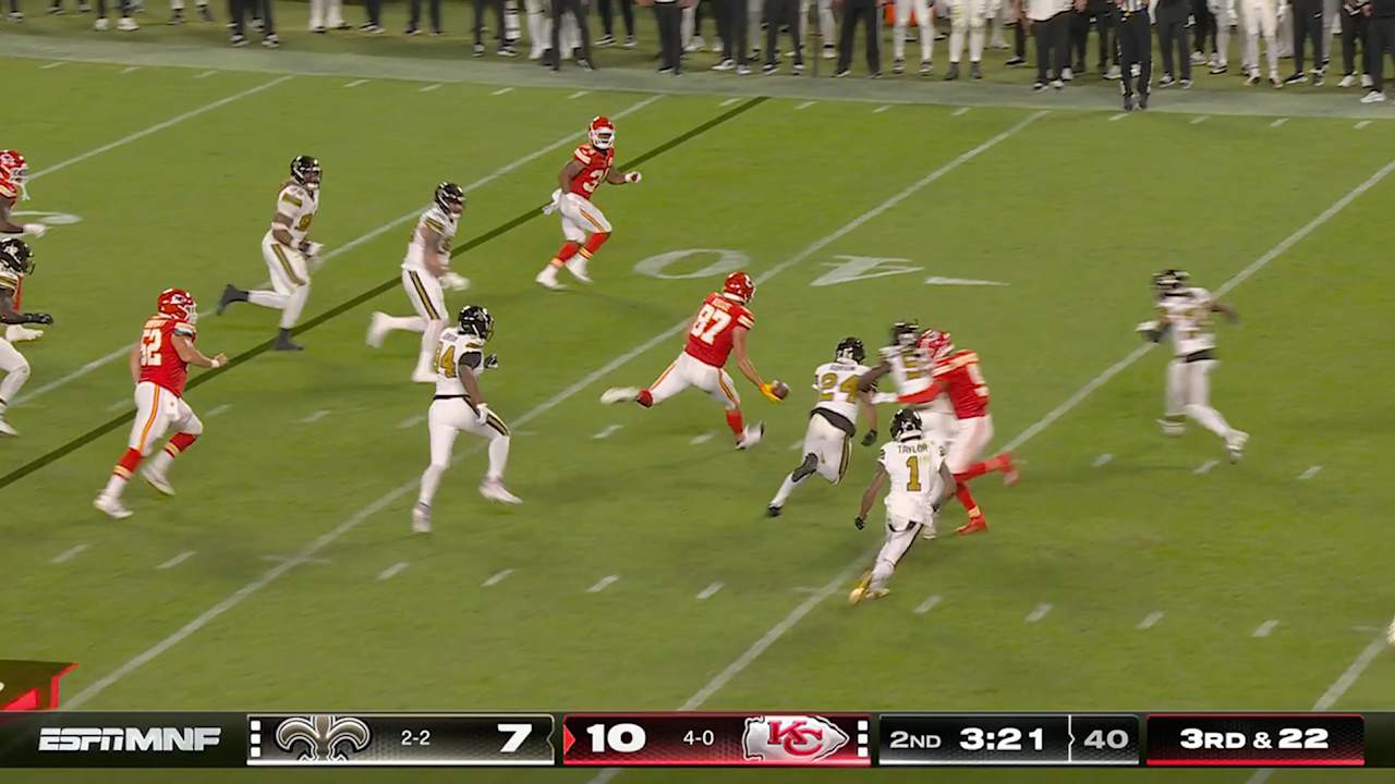 Chiefs Tight End Travis Kelce Throws Lateral to Running Back Samaje ...