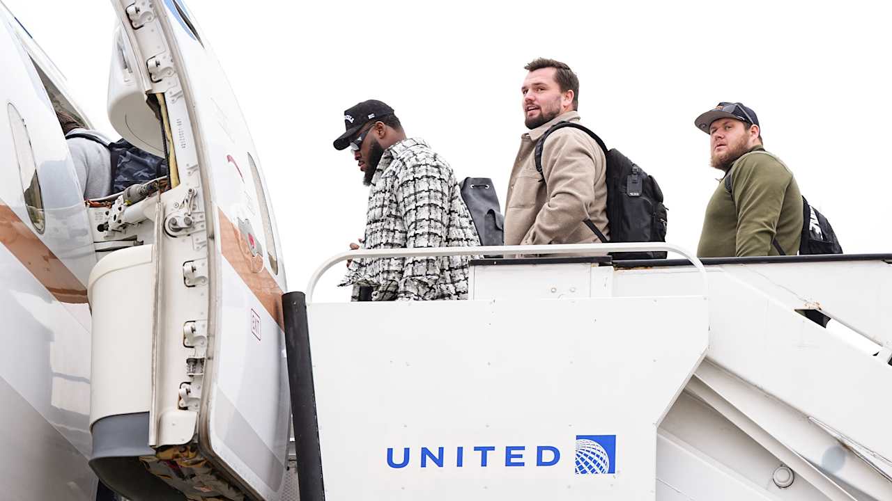 Photos: Chiefs Arrive in Denver for Week 18 vs. the Broncos
