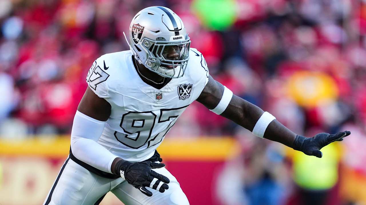 Chiefs Sign Defensive End Janarius Robinson