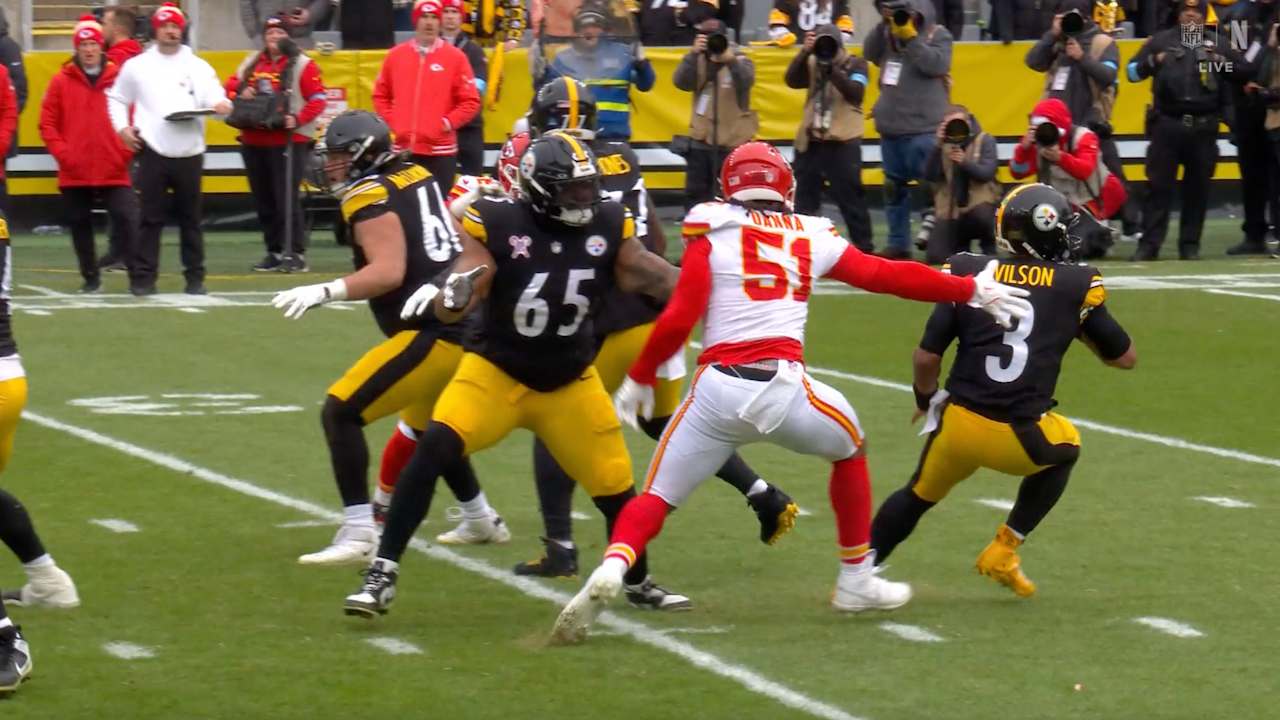 Kansas City Chiefs Defensive End Mike Danna Gets to Russell Wilson for ...