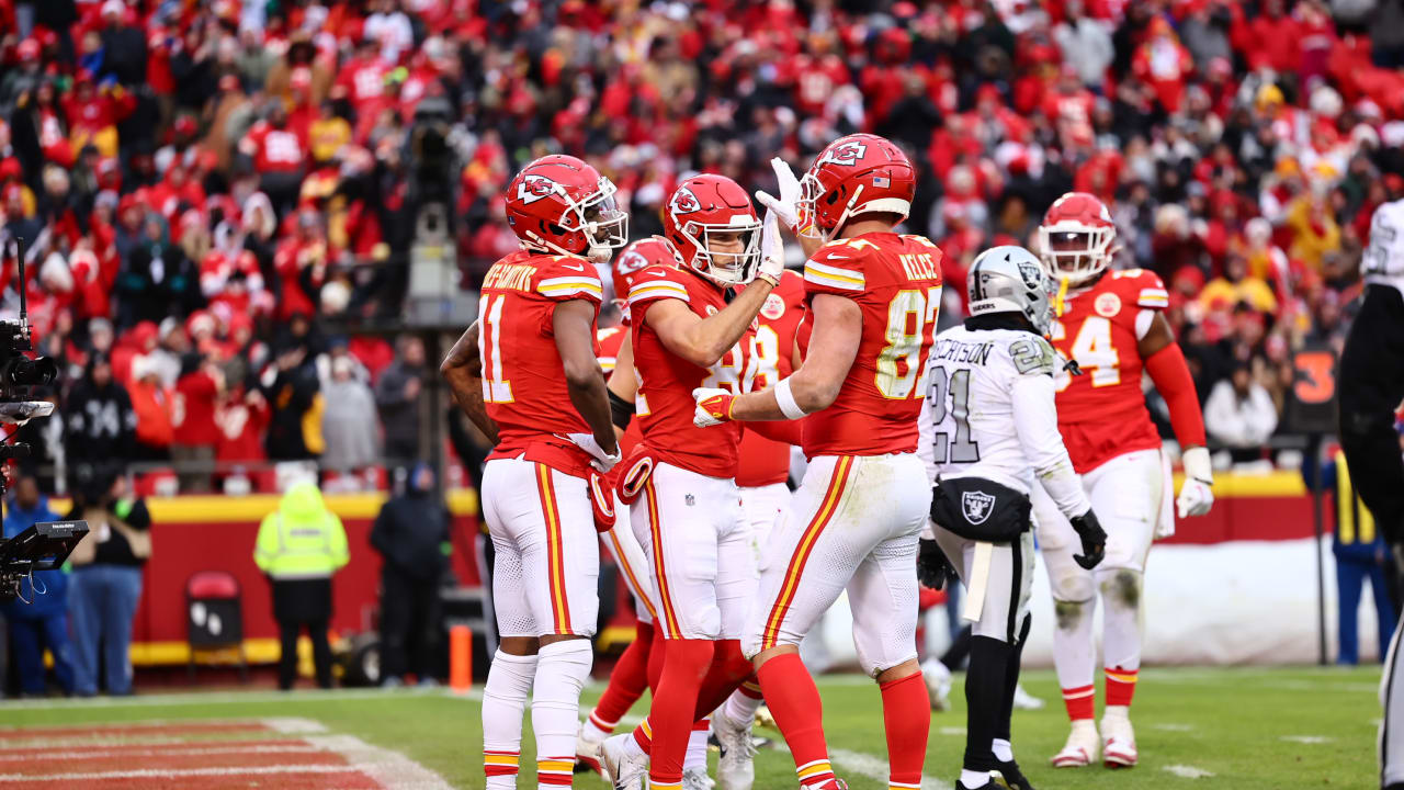 Kansas City Chiefs quarterback Patrick Mahomes evades the pass rush and ...