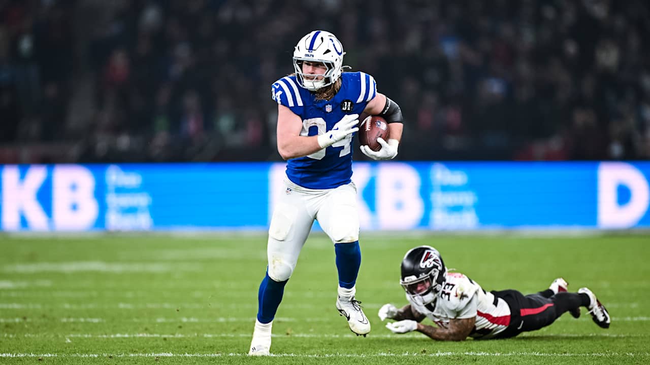 HIGHLIGHT | Tyler Warren corrals pass to convert fourth down