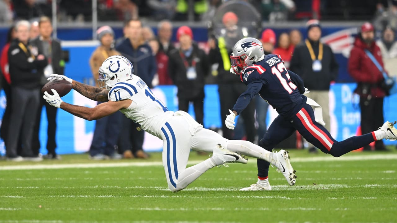 HIGHLIGHT | Michael Pittman goes horizontal for a diving 9-yard reception