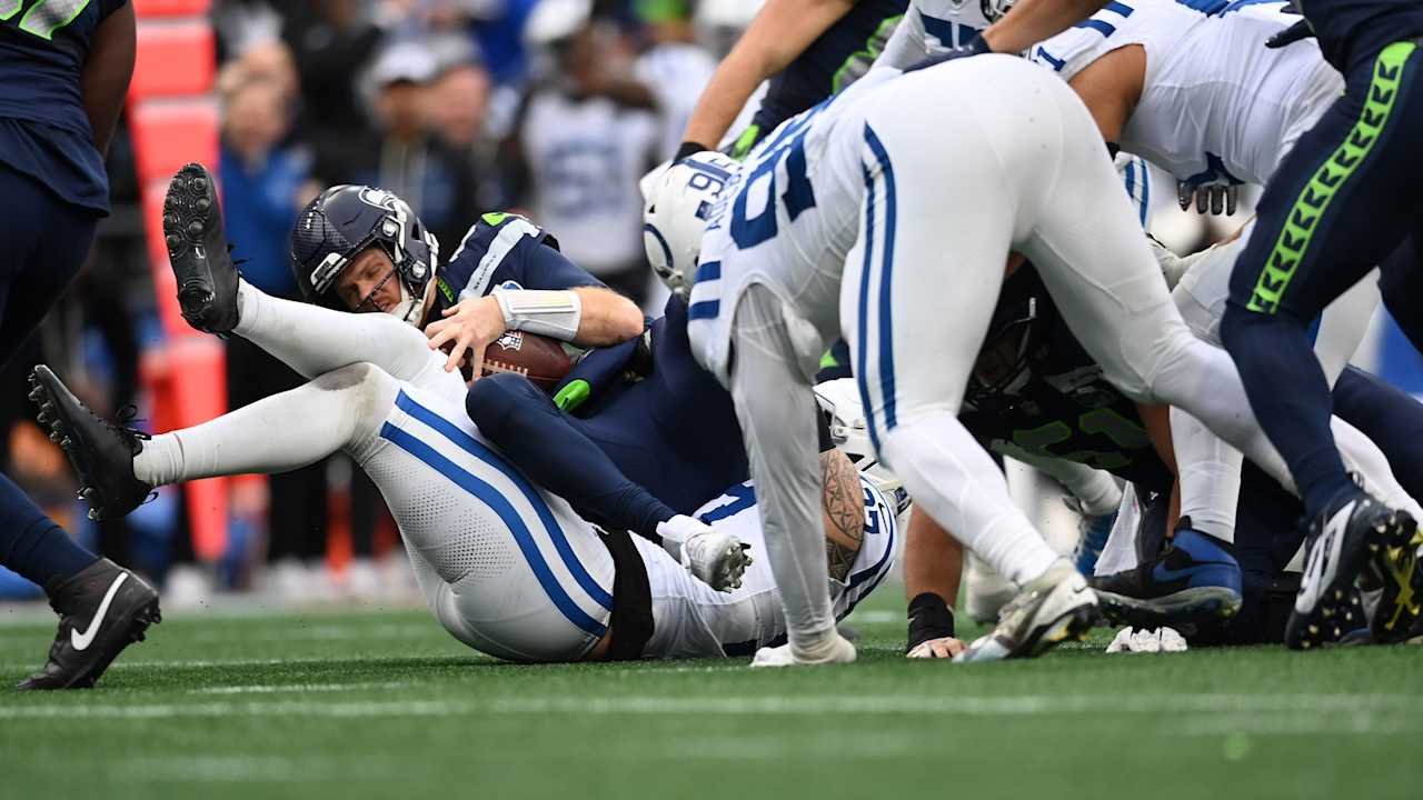 HIGHLIGHT | Laiatu Latu records the Colts' first sack vs. Darnold