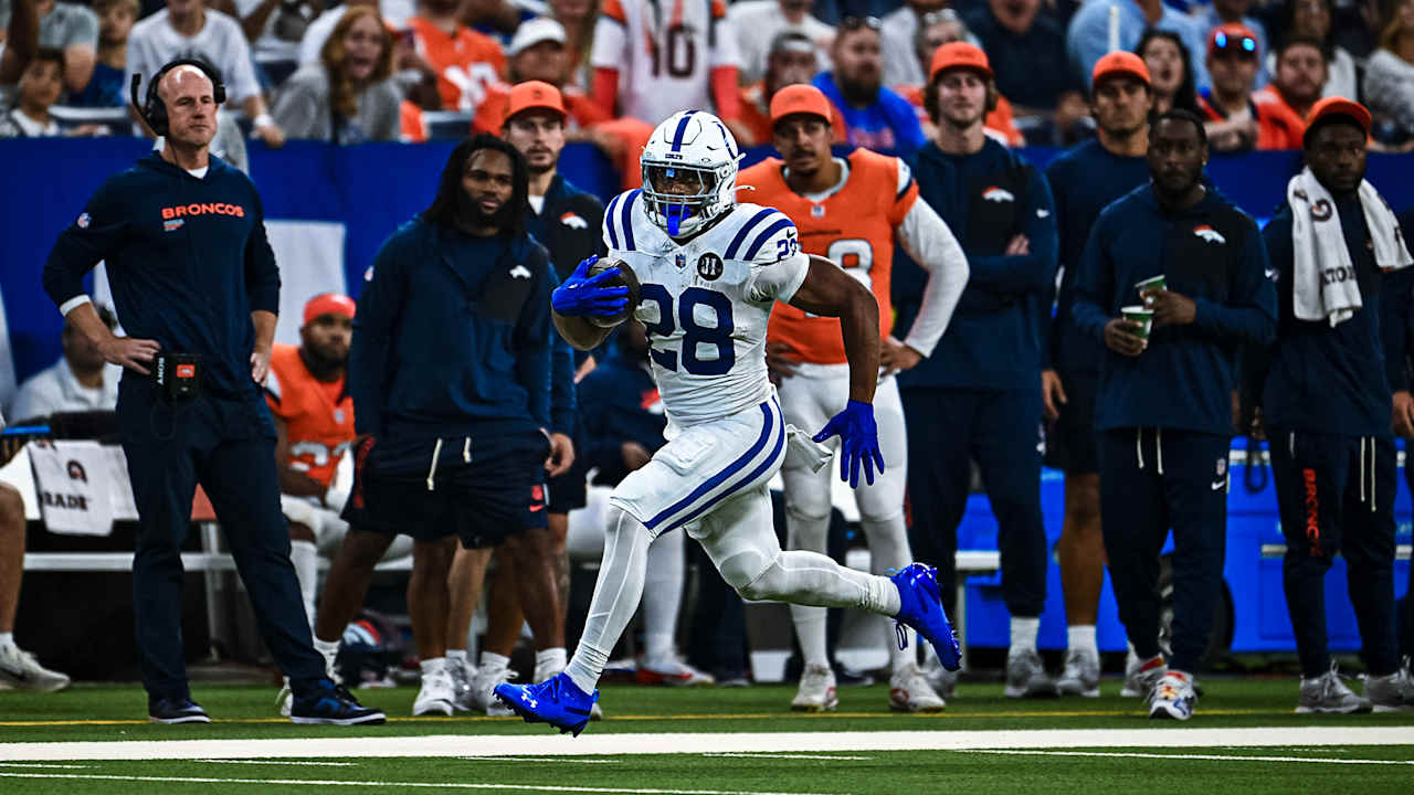 HIGHLIGHT | Jonathan Taylor bolts down sideline for 43-yard catch and ...