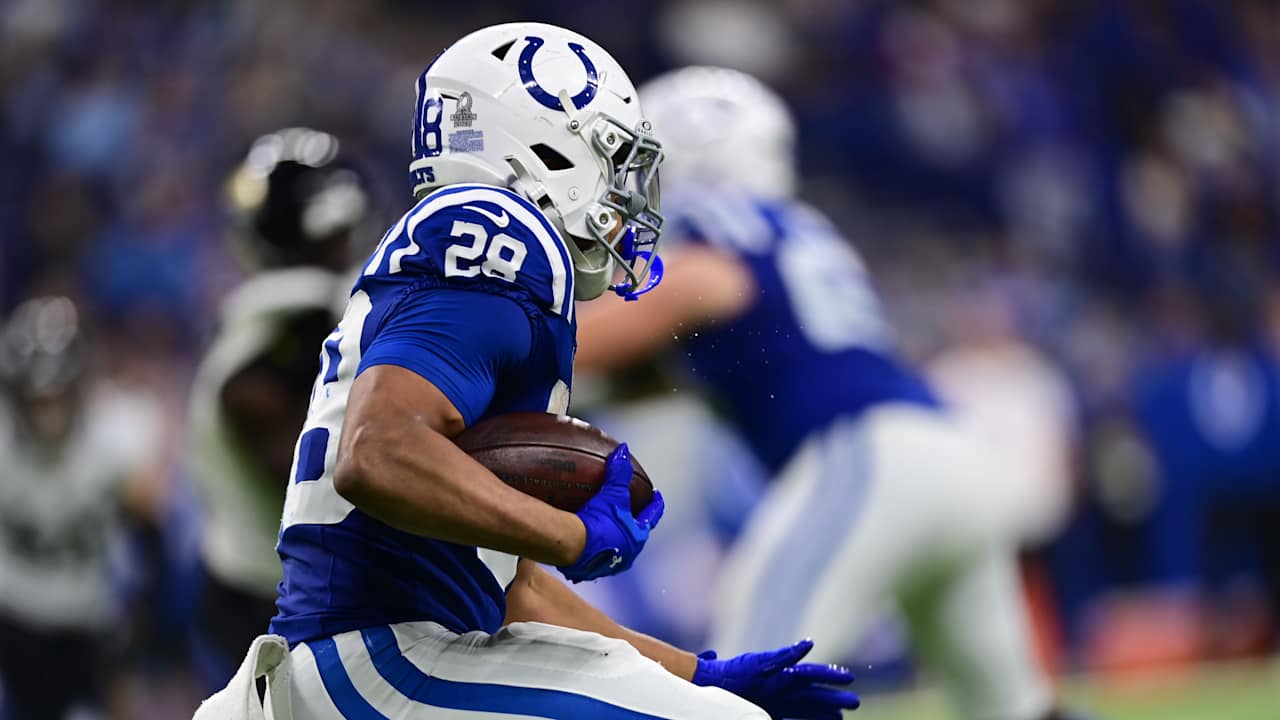 HIGHLIGHT | Taylor ducks, dodges, and spins forward for first down on 7 ...