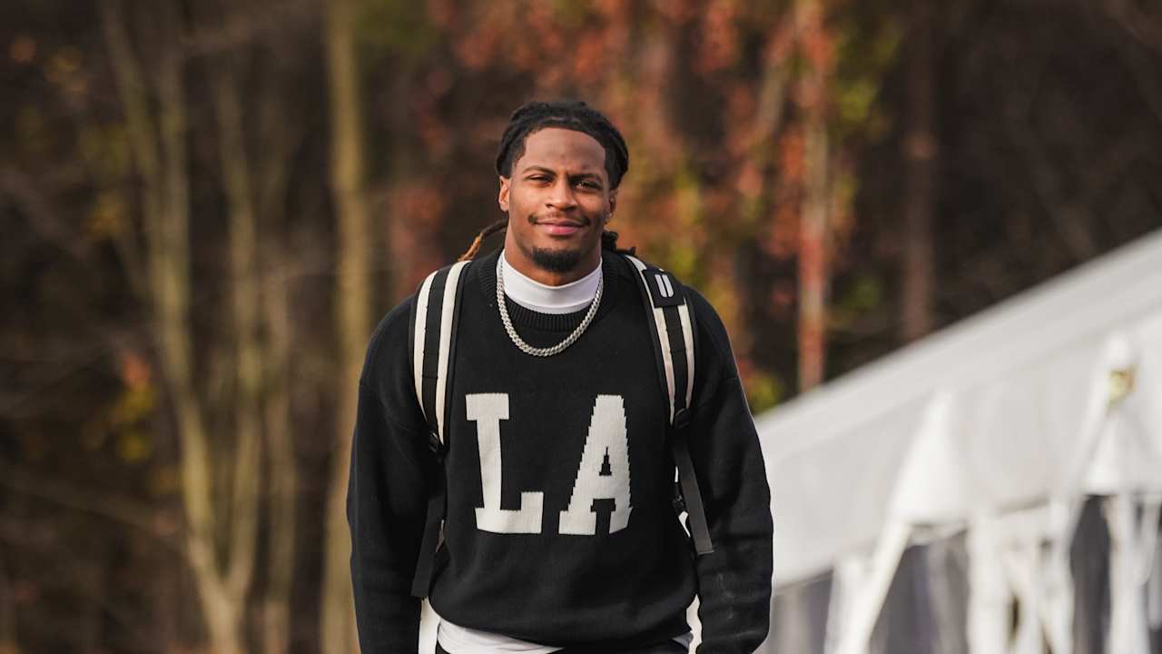 PHOTOS | Commanders vs. Titans, Week 13 arrivals