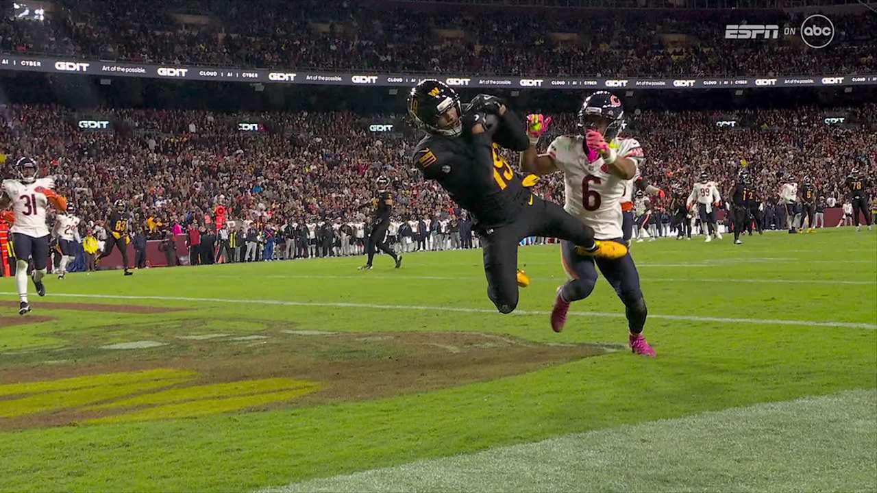 Chris Moore somehow knocks both knees down following 22-yard TD loft ...