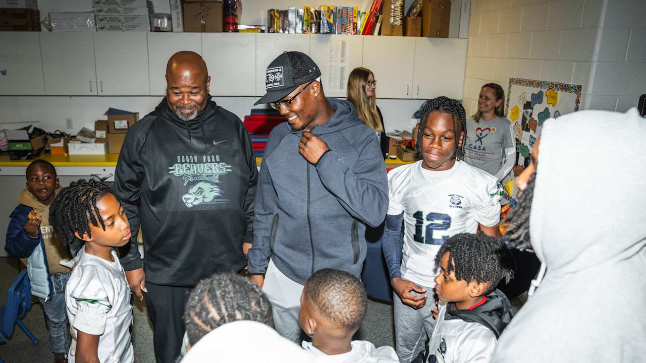 Terry McLaurin hangs out with kids, distributes holiday season items at ...