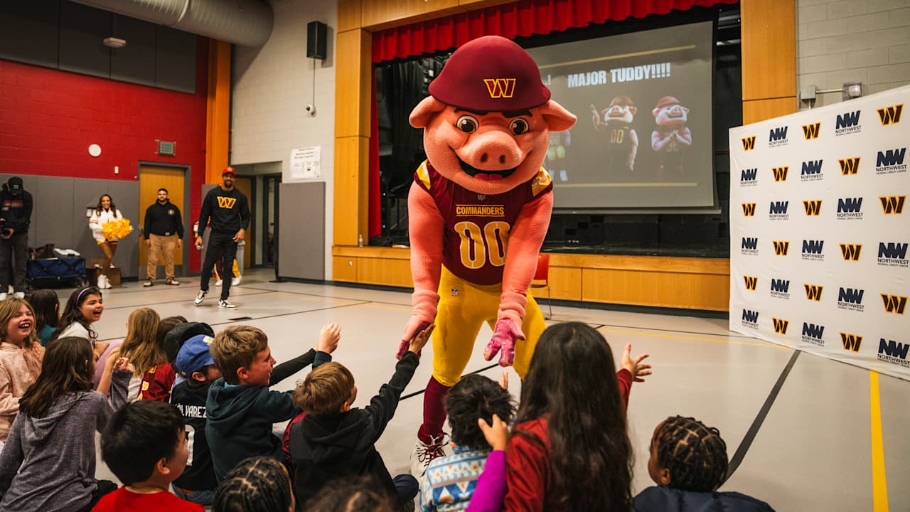 PHOTOS | Commanders Reads at Eaton Elementary